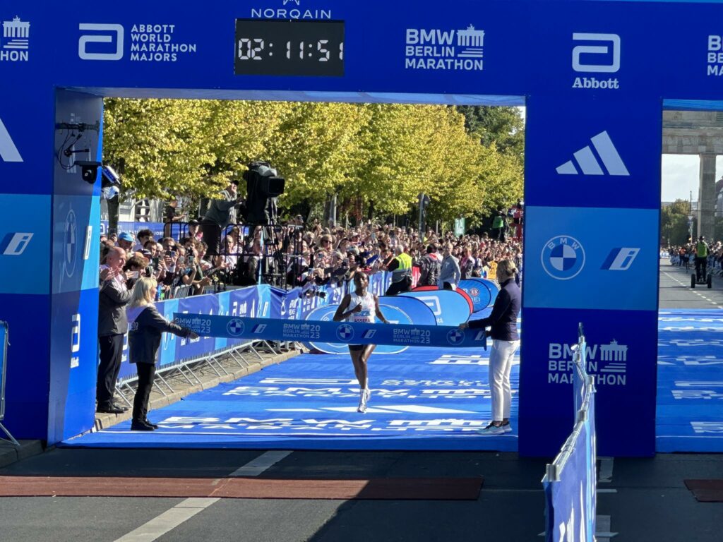 Kosmiczny rekord Świata Tigst Assefy, Eliud Kipchoge wygrywa – relacja ...