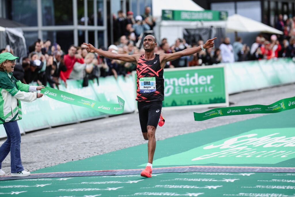 Etiopczycy zgarniają maraton w Paryżu, biegacz na orientację z minimum ...