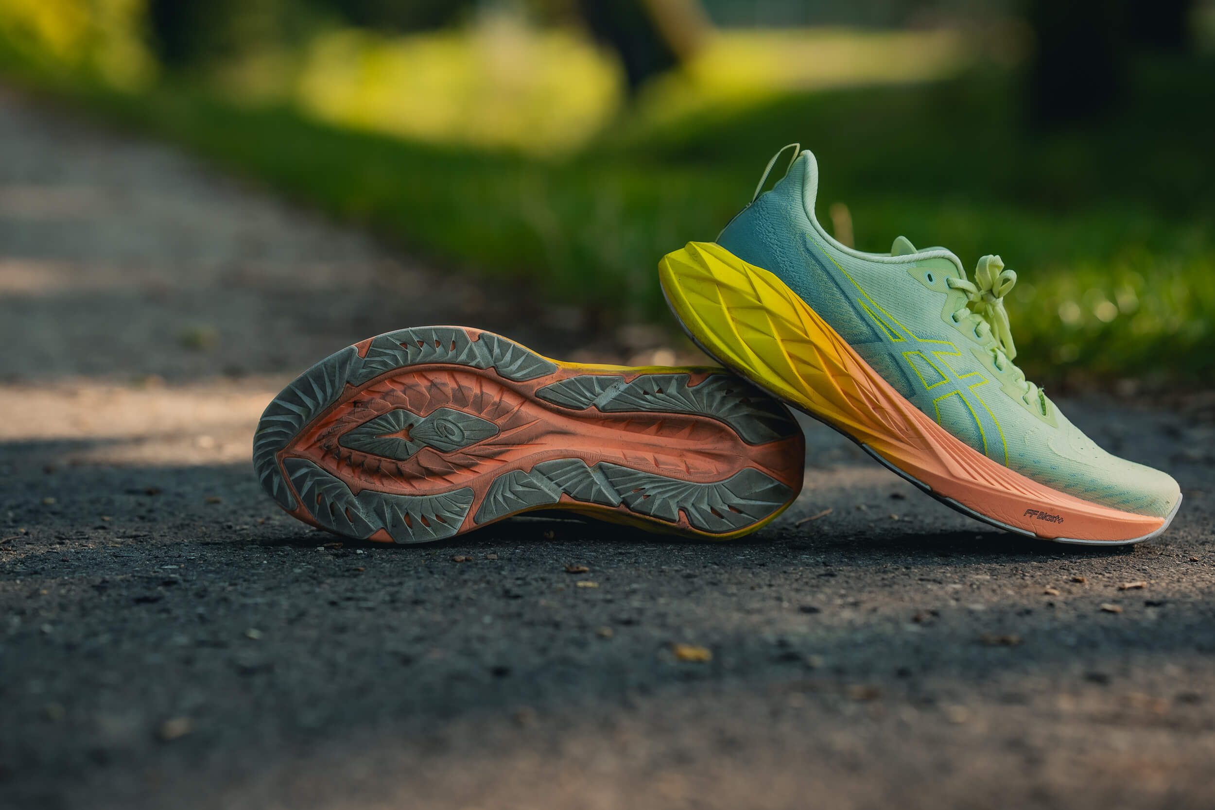 ASICS Novablast 4 poduszkowiec do szybkiego biegania recenzja Bartka i Oli Bieganie.pl